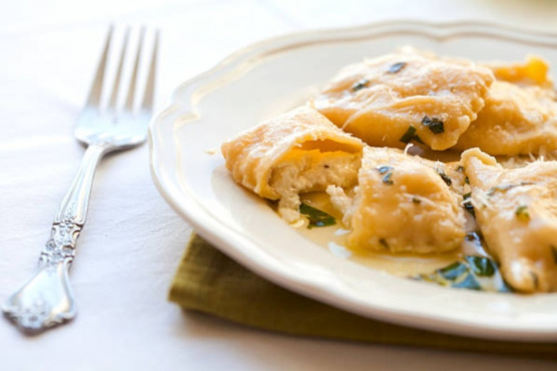 Pumpkin and Ricotta-Filled Ravioli with Amaretti Crumble | MaMaBlip