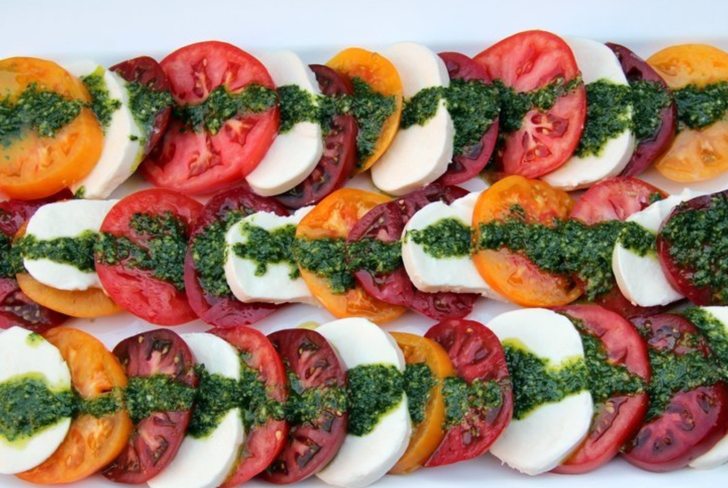 Caprese moderna con Pomodori Ciliegini, Cipolla di Tropea, Ciliegie e ...